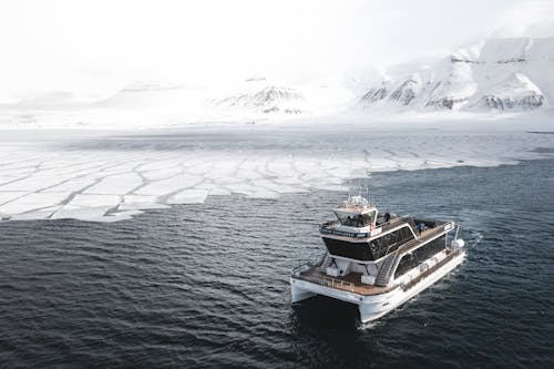 Svalbard boat tours - Brim Explorer